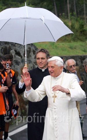 German Children Question Msgr. Gaenswein About the Pope Papst Press